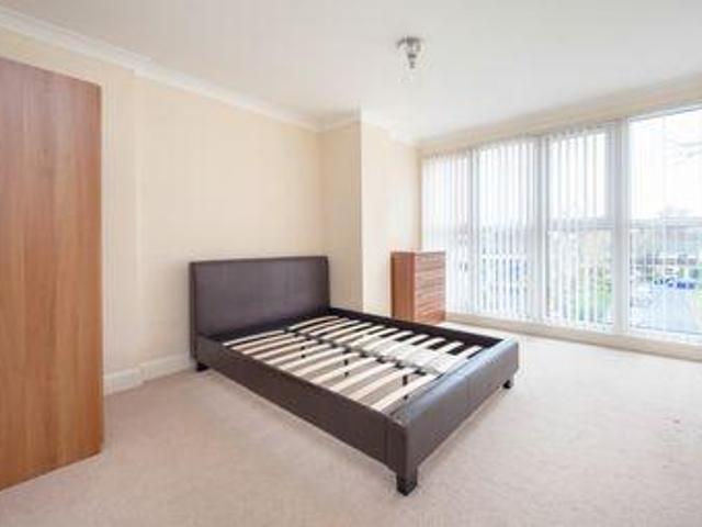 2 Bedrooms Flat for rent in Croft Way, Richmond, London TW10