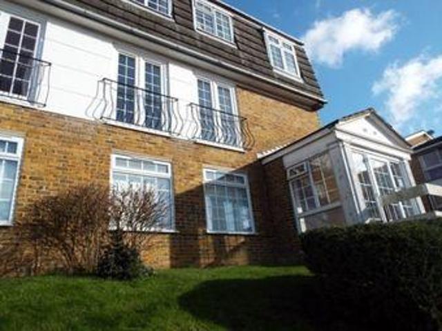 2 Bedrooms Flat for rent in Crofton Way, Enfield EN2
