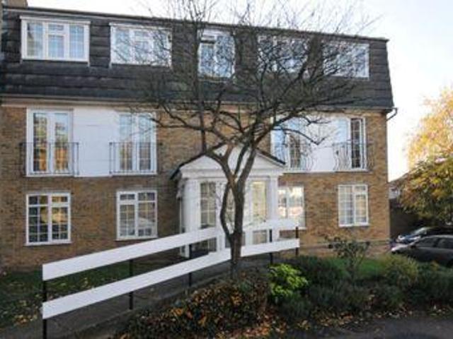 2 Bedrooms Flat for rent in Crofton Way, The Ridgeway, Enfield EN2
