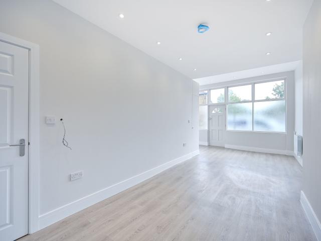 2 Bedrooms Flat for Rent in Crown Road | Foxtons