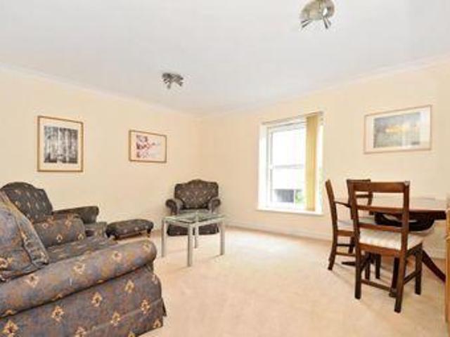 2 Bedrooms Flat for rent in Crowder Close N12, Finchley London