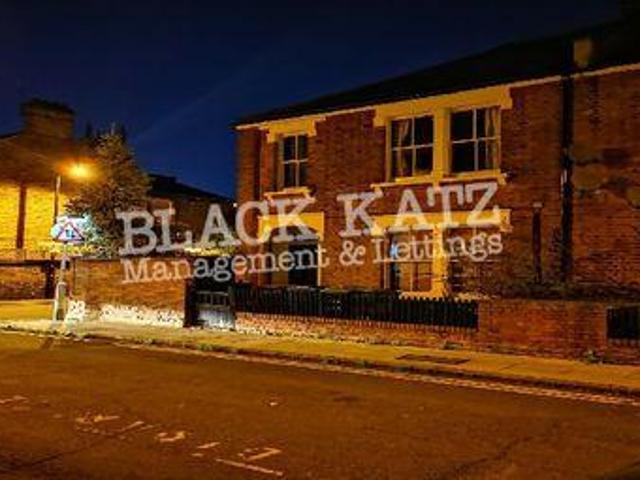 2 Bedrooms Flat for rent in Ambergate Street, London SE17