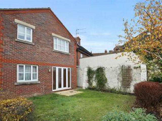 2 Bedrooms Flat for rent in Amelia Close, London W3