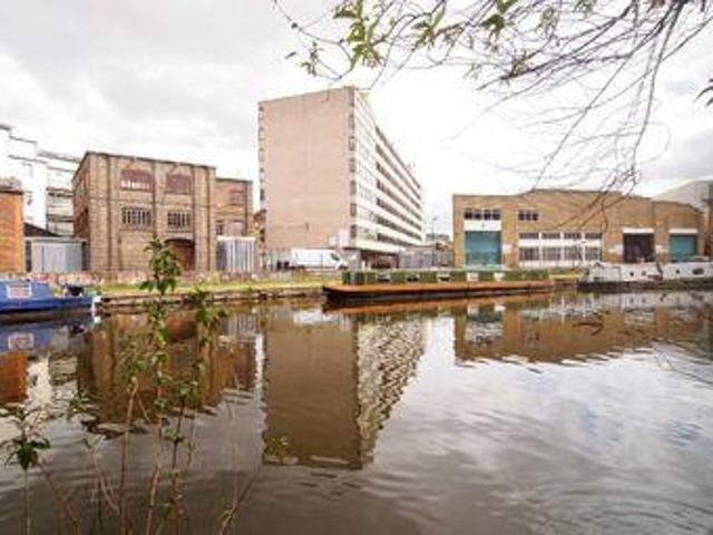 2 Bedrooms Flat for rent in Andrews Road, London E8