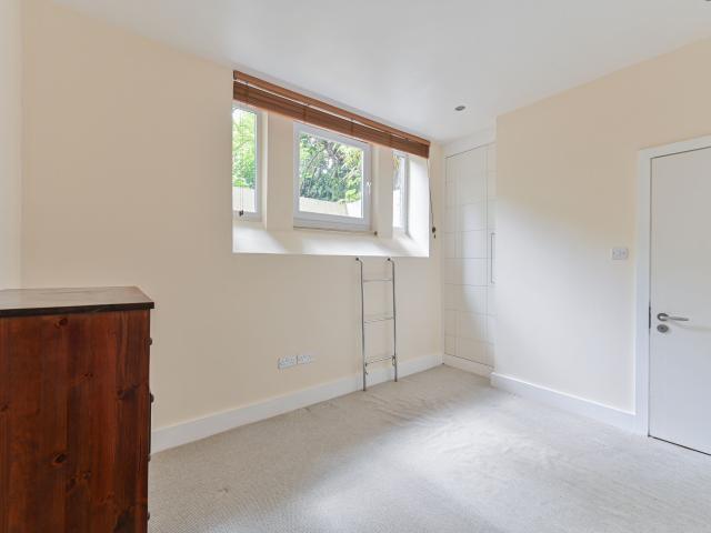 2 Bedrooms Flat for Rent in Abbeville Road | Foxtons