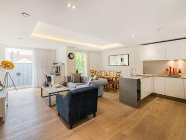 2 Bedrooms Flat for rent in Adam Walk, Crabtree Lane, London SW6
