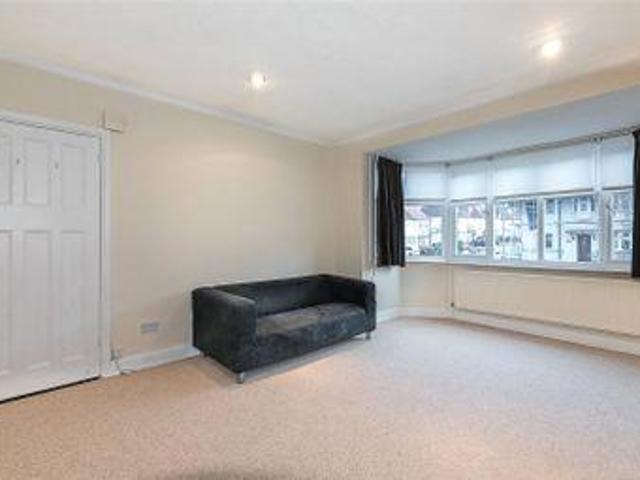 2 Bedrooms Flat for rent in Addington Drive, London N12