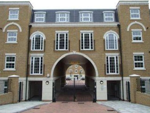 2 Bedrooms Flat for rent in Addiscombe Court Road, Addiscombe, Croydon CR0