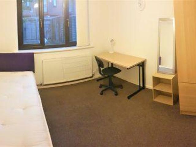 2 Bedrooms Flat for rent in Addison Close, Manchester M13