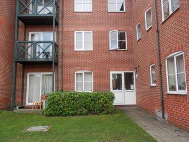 2 Bedrooms Flat for rent in Admirals Court, Reading RG1