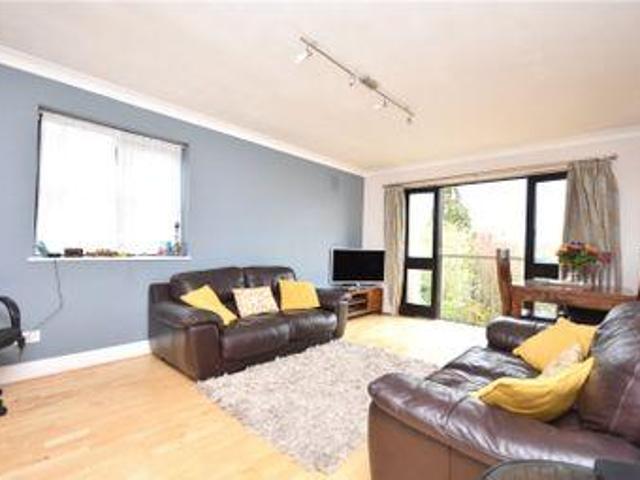 2 Bedrooms Flat for rent in Aidans Court, 110 Friern Park, London N12