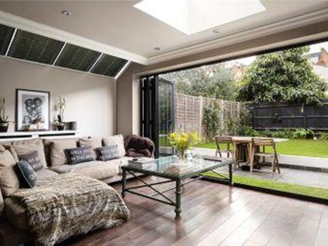 2 Bedrooms Flat for rent in Althea Street, London, London SW6