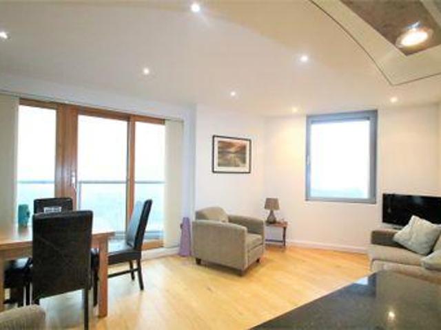 2 Bedrooms Flat for rent in Altyre Road, East Croydon, Surrey CR0