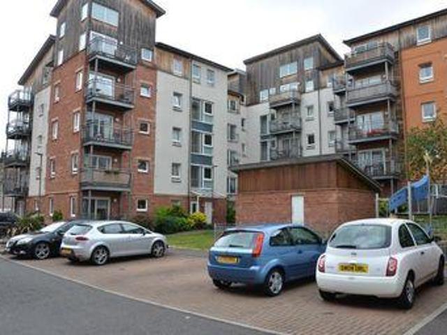 2 Bedrooms Flat for rent in Albion Gardens, Edinburgh EH7