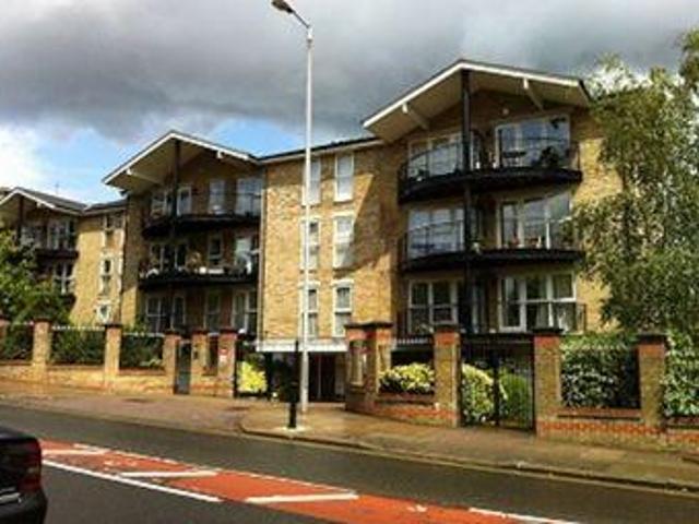 2 Bedrooms Flat for rent in Aldermans Hill, London N13