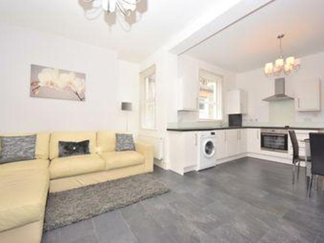 2 Bedrooms Flat for rent in Aldworth Road, Stratford E15