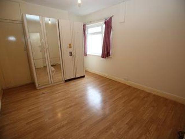 2 Bedrooms Flat for rent in Alexandra Avenue, Raynerslane HA2