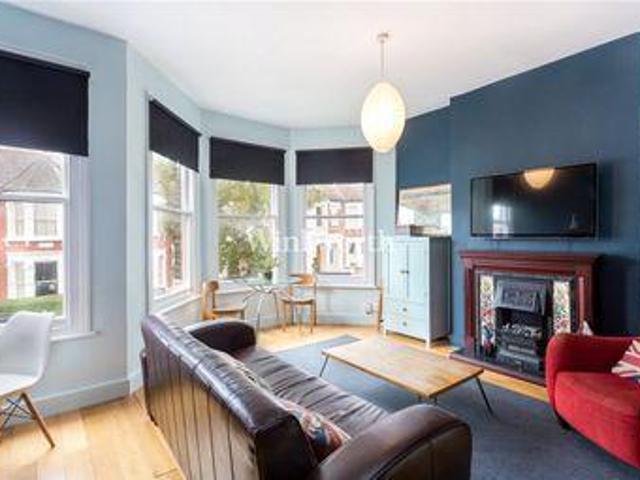 2 Bedrooms Flat for rent in Allison Road, London N8