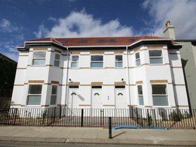 2 Bedrooms Flat for rent in Alston Road, High Barnet, Hertfordshire EN5
