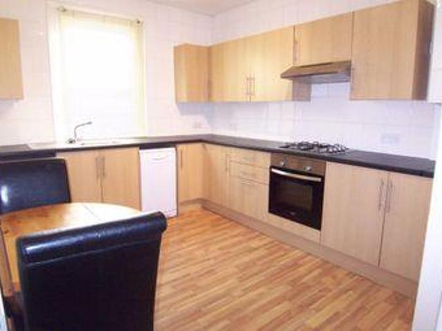 2 Bedrooms Flat for rent in Approach Road, London SW20