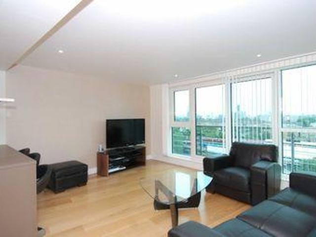 2 Bedrooms Flat for rent in Aquarius House, St George Wharf, Vauxhall, London SW8
