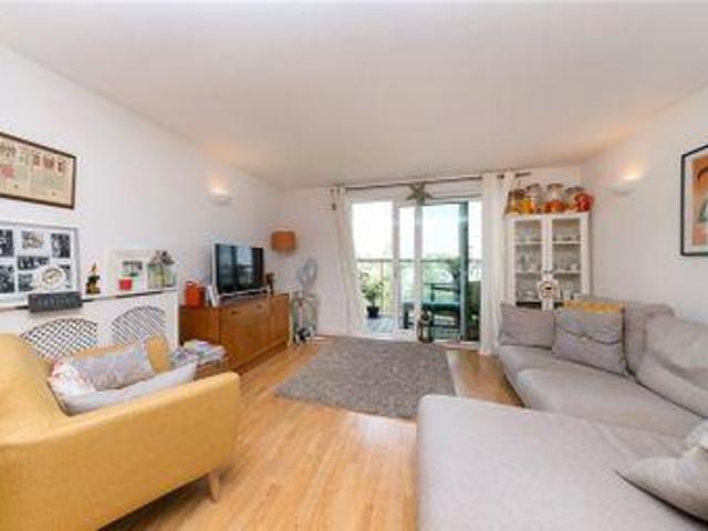2 Bedrooms Flat for rent in Argyll Road, London SE18