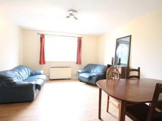 2 Bedrooms Flat for rent in Armoury Road, London SE8