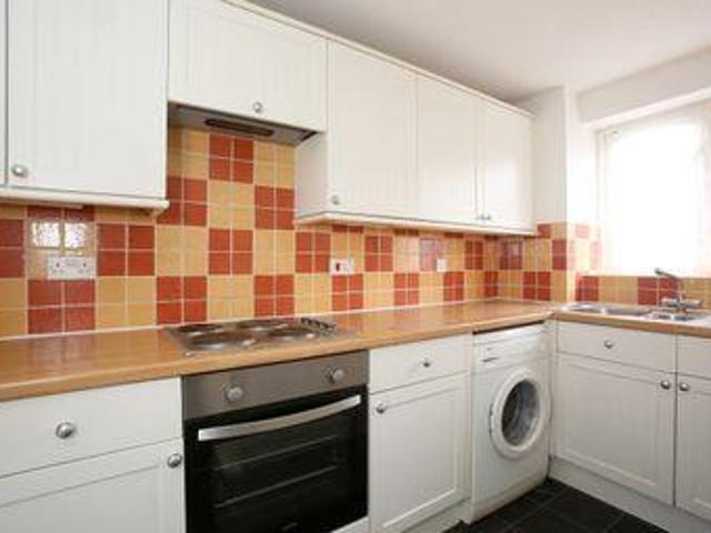 2 Bedrooms Flat for rent in Armoury Road, London SE8