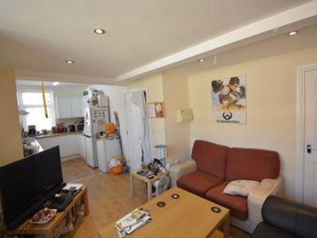 2 Bedrooms Flat for rent in Armley Road, Leeds LS12
