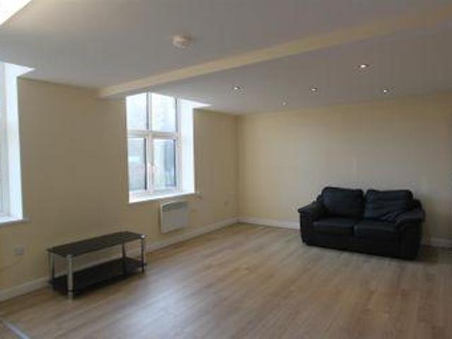 2 Bedrooms Flat for rent in Armley Road, Leeds LS12
