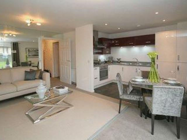 2 Bedrooms Flat for rent in Arneil Place, Edinburgh EH5