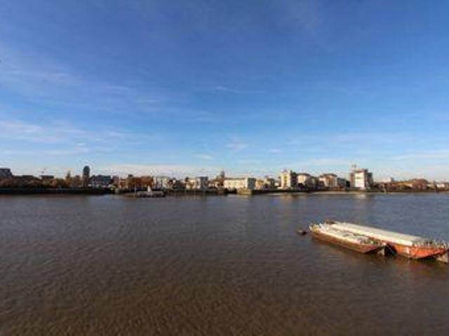2 Bedrooms Flat for rent in Arnhem Place, London E14