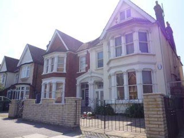 2 Bedrooms Flat for rent in Arran Road, London SE6