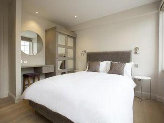 2 Bedrooms Flat for rent in Arsenal Way, London SE18