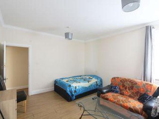 2 Bedrooms Flat for rent in Aston Mews, Chadwell Heath RM6
