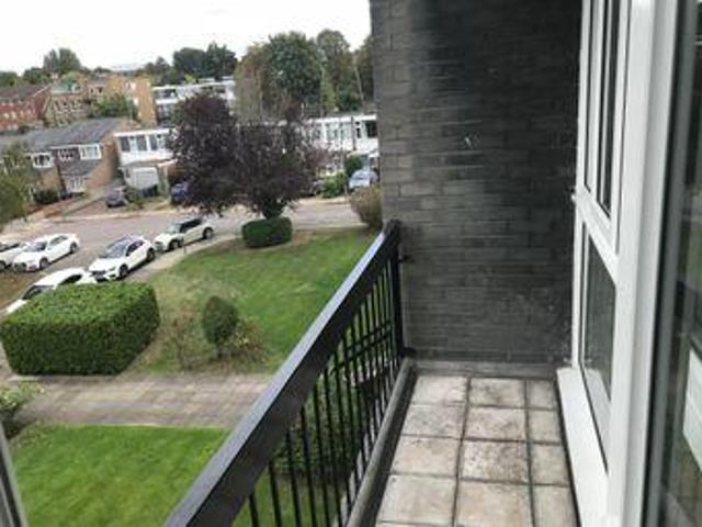 2 Bedrooms Flat for rent in Ashbourne Close, London N12