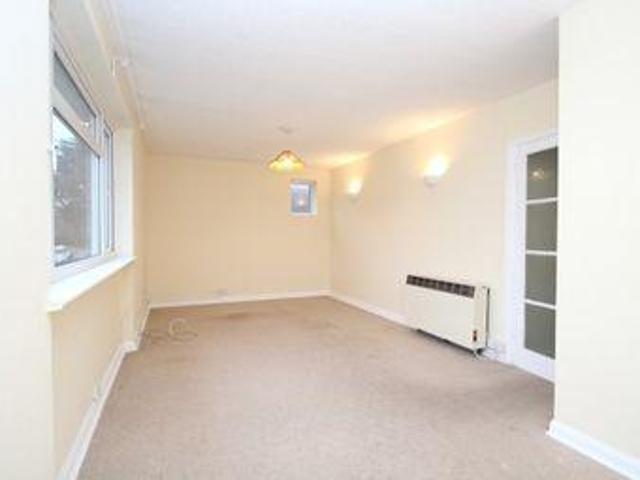 2 Bedrooms Flat for rent in Ashburton Road, Croydon CR0