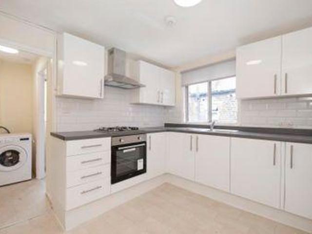2 Bedrooms Flat for rent in Askew Road, London W12