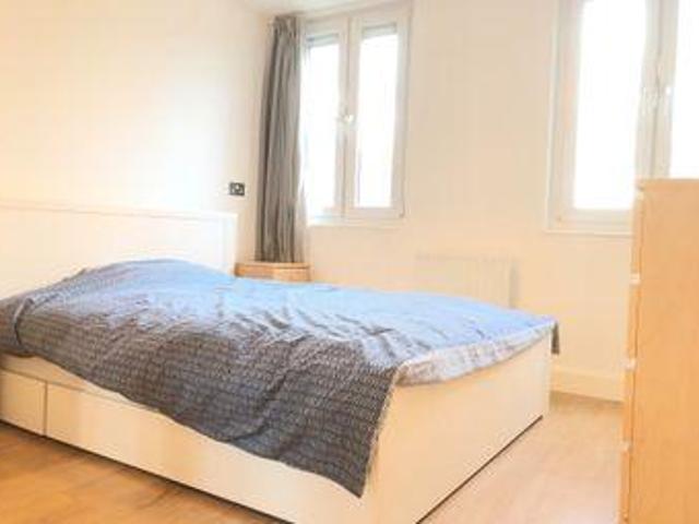 2 Bedrooms Flat for rent in Askew Road, London W12
