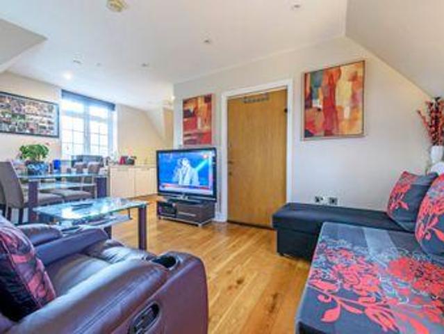 2 Bedrooms Flat for rent in Augustus Road, London SW19