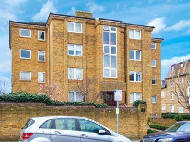 2 Bedrooms Flat for rent in Avenue Elmers, Surbiton KT6
