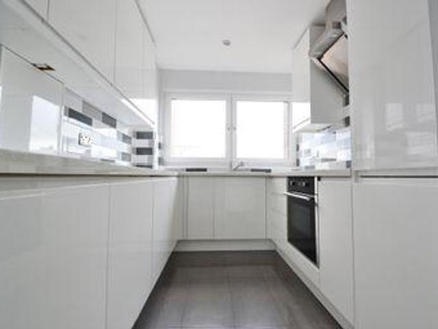 2 Bedrooms Flat for rent in Avenue Elmers, Surbiton KT6