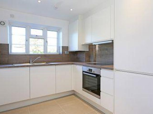 2 Bedrooms Flat for rent in Avenue, Road, London N14