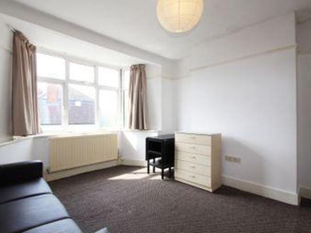 2 Bedrooms Flat for rent in Avondale Court, Churchfields, London, South Woodford E18