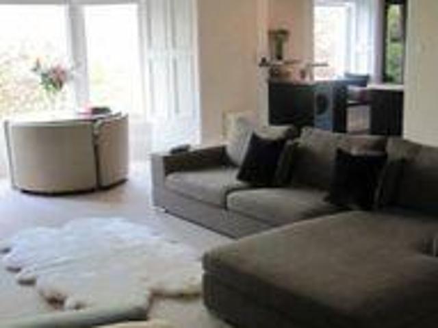 2 Bedrooms Flat for rent in Botanic Crescent, Botanics, Glasgow G20