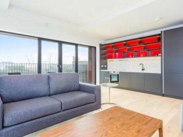 2 Bedrooms Flat for rent in Botanic Square, London City Island E14