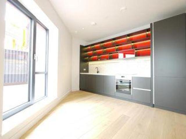 2 Bedrooms Flat for rent in Botanic Square, London City Island E14