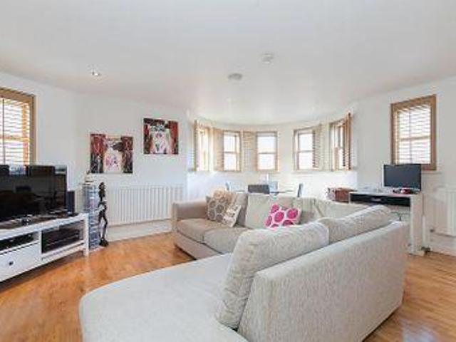 2 Bedrooms Flat for rent in Boundaries Road, Balham SW12
