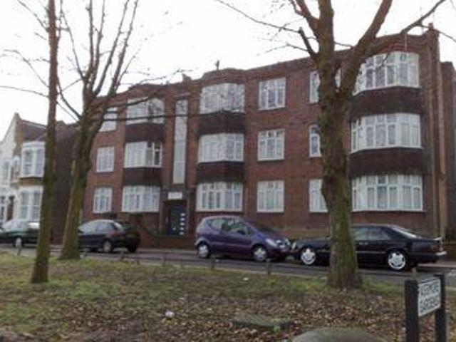 2 Bedrooms Flat for rent in Bounds Green Road, London N11