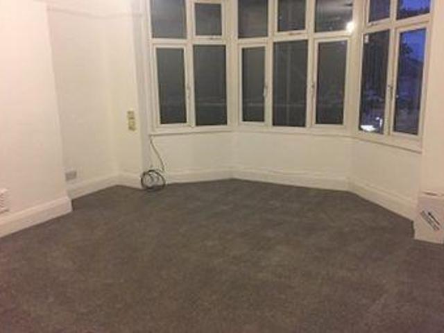 2 Bedrooms Flat for rent in Bounds Green Road, London N11